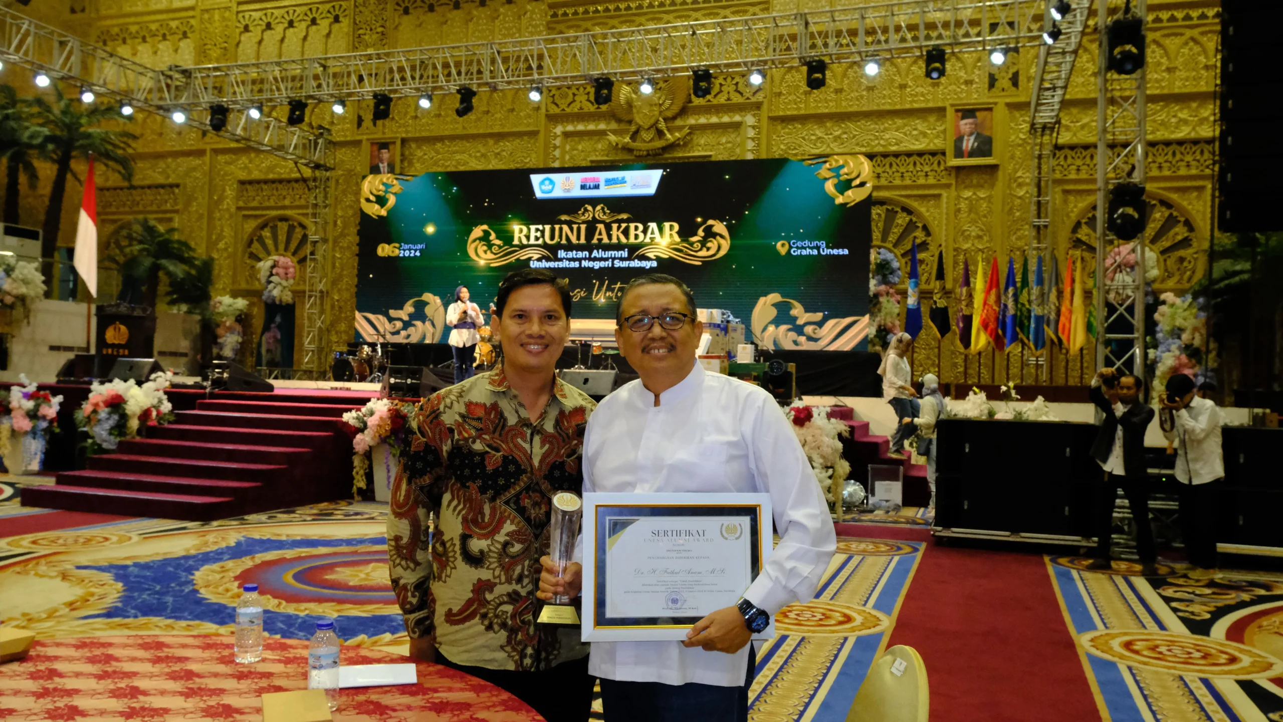 Rektor Unusida Mendapat Penghargaan Unesa Alumni Award Kategori Tokoh ...