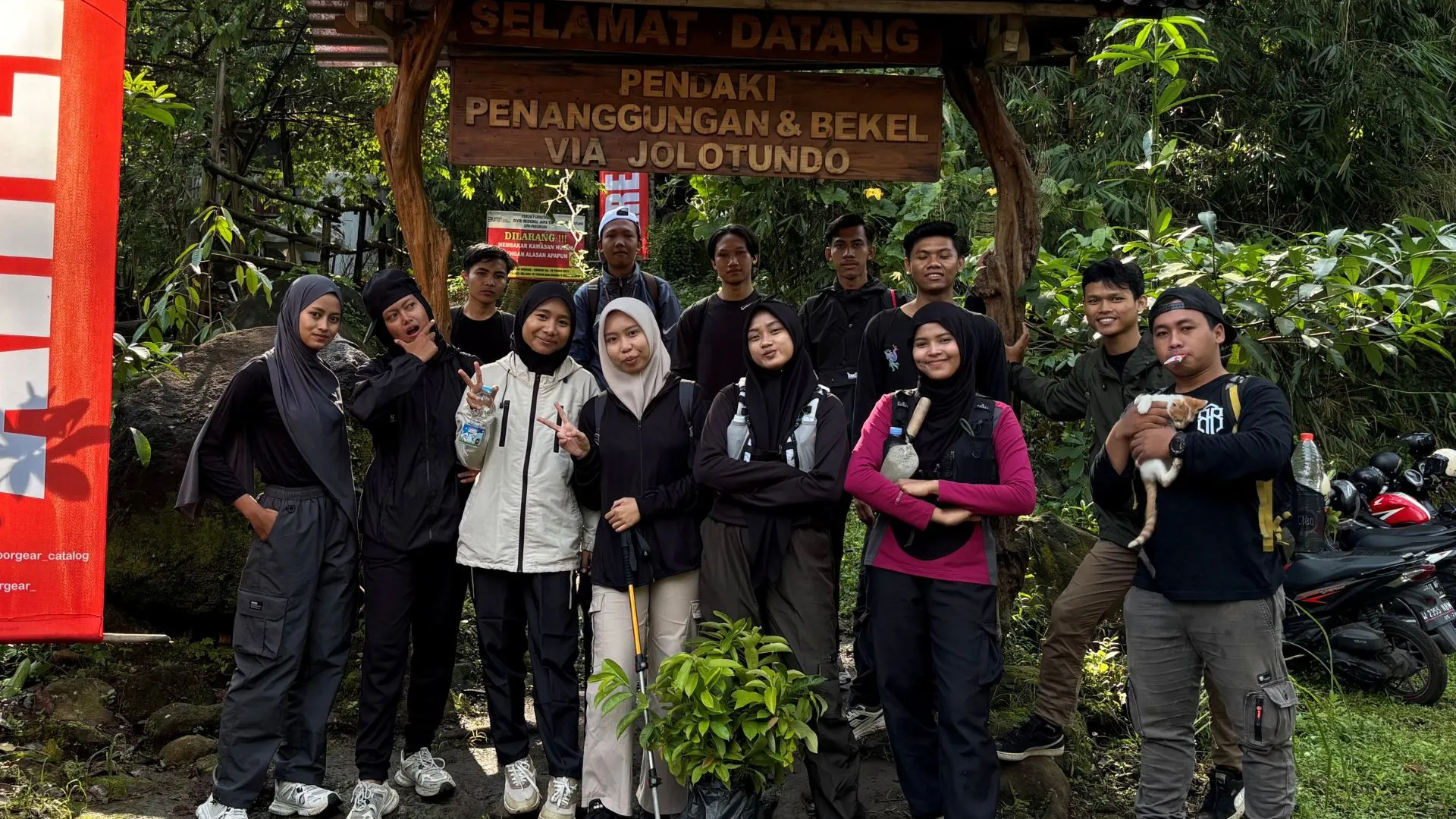 UKM MAPANUSIDA Gelar Hiking & Planting Trees di Gunung Bekel, Gaungkan ...